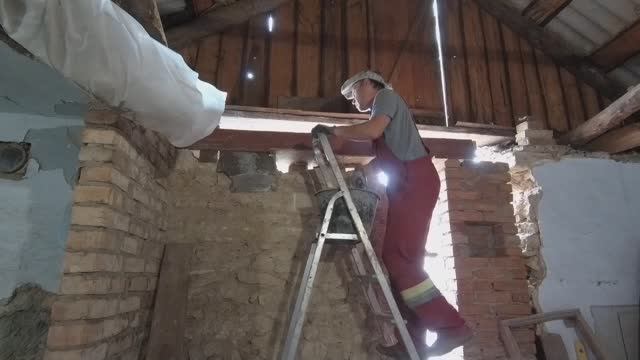 Заливаем бетонную перемычку над дверью в столовой / ремонт дома своими руками