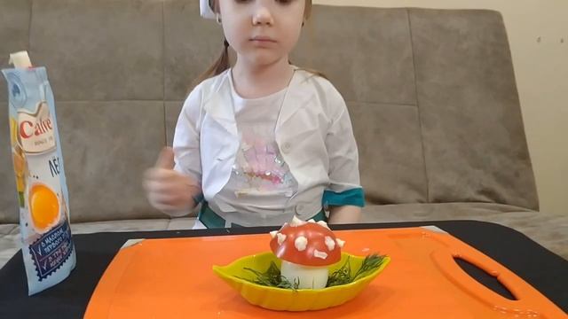 Делаем сами мухомор из яйца и помидора _ Блюдо для детей.mp4