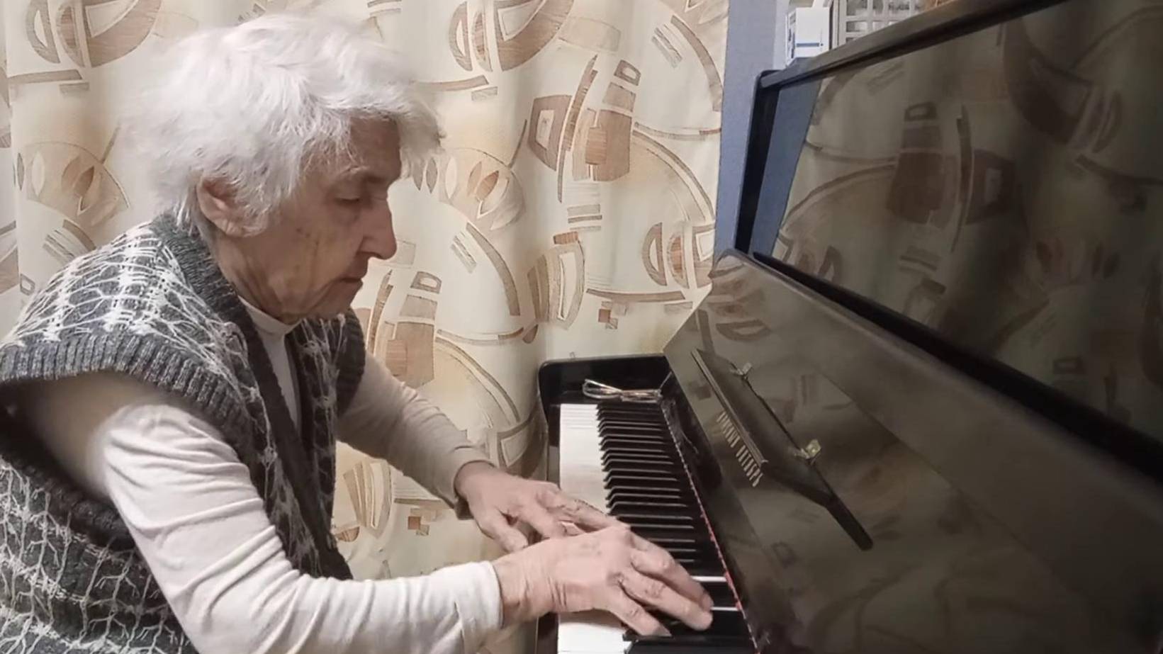 "Весенняя песня" (Мендельсон). Играет Дьяченко Марина Петровна (94 года)