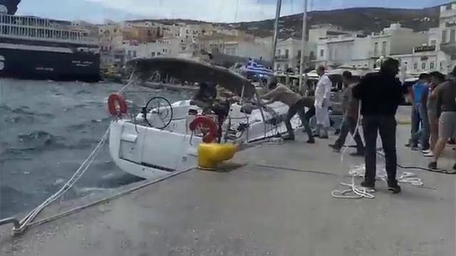 Техника управления парусным судном - Швартовка - Битва с волнами в порту Эрмуполис.