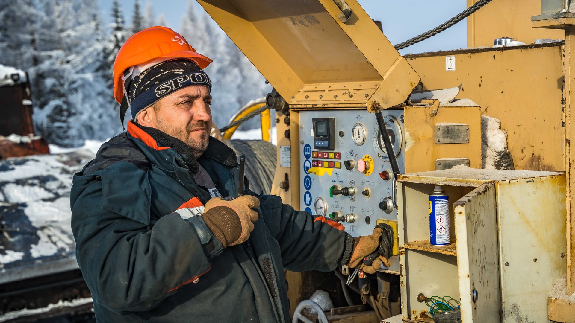 Монтаж проводов на ВЛ 500 кВ методом "под тяжением" с помощью оборудования Tesmec