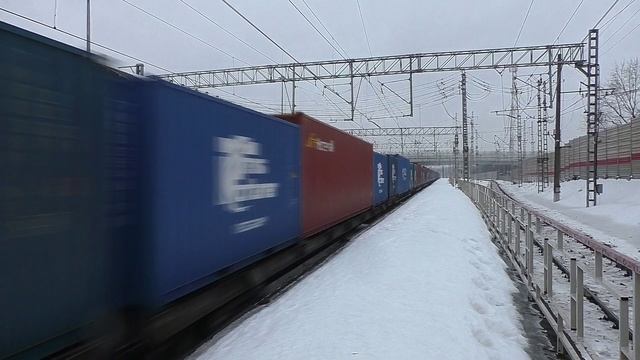 Тепловоз 2ТЭ25КМ-0299 (ТЧЭ-2) с контейнерным поездом + ЭП20-046 (ТЧЭ-6) с поездом №063Й/064Й.