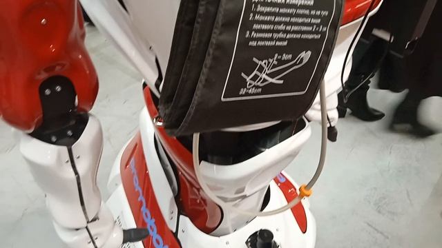 Роботы промоботы общаются между собой.