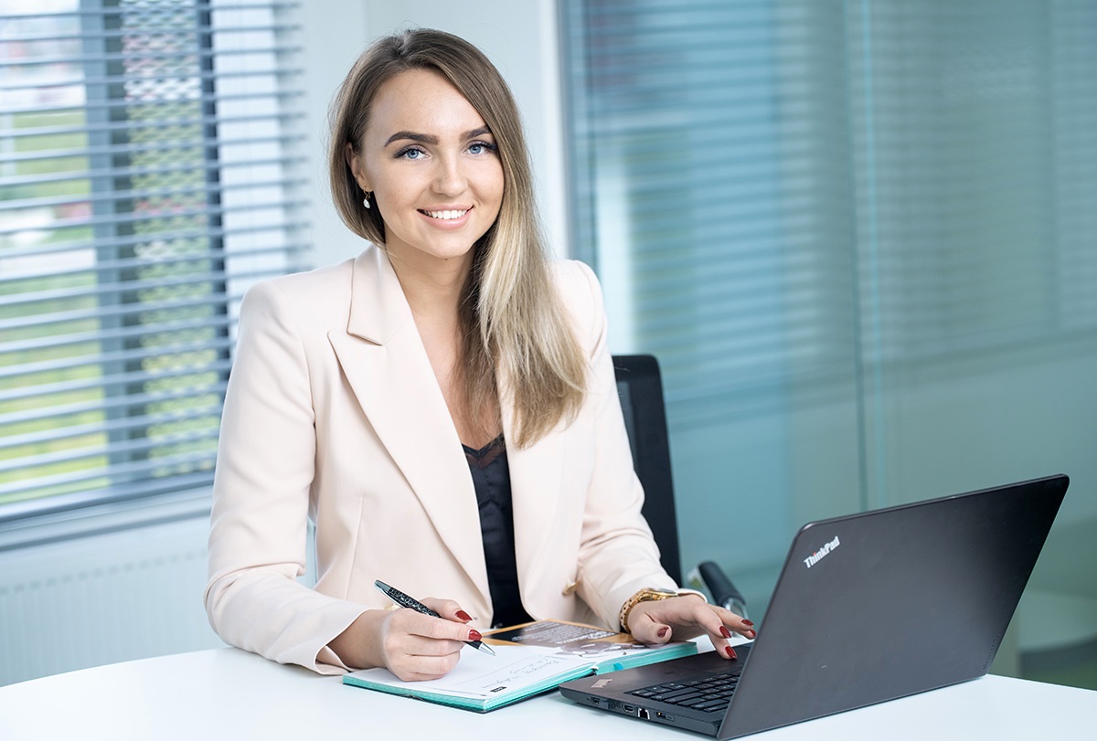 Чем занят шеф так сильно в кабинете? То знает секретарь, да посетителю не скажет правды...