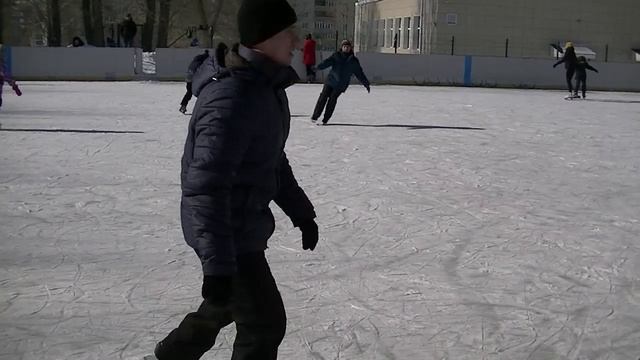13.03.2022 Жигулёвск, каток школы № 13, занятия по фигурному катанию.mp4
