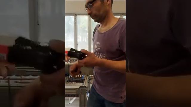 Тестовый запуск этикетировочного автомата Нанесение самоклеющихся этикеток на бутылки ПрактикМ