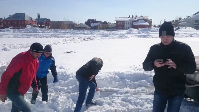 Крузак вытаскивает Патриот из снега