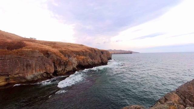 Побережье, скалы, сопки в 4К рядом с базой отдыха Теплое море 2020