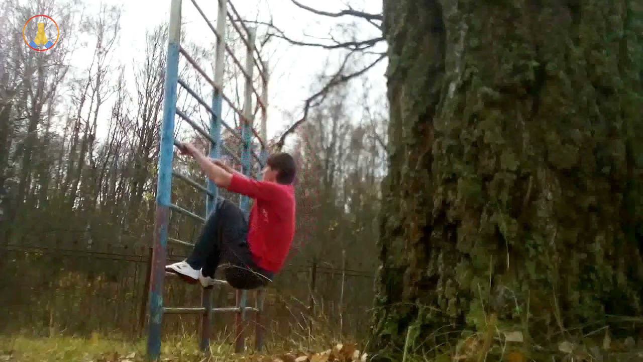 на шведской стенке