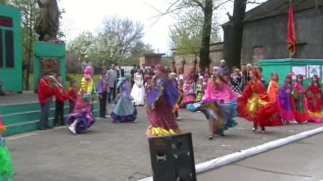 2007.05.09 Митинг и концерт в пос. Александровка  в день победы 7- Цыганский танец