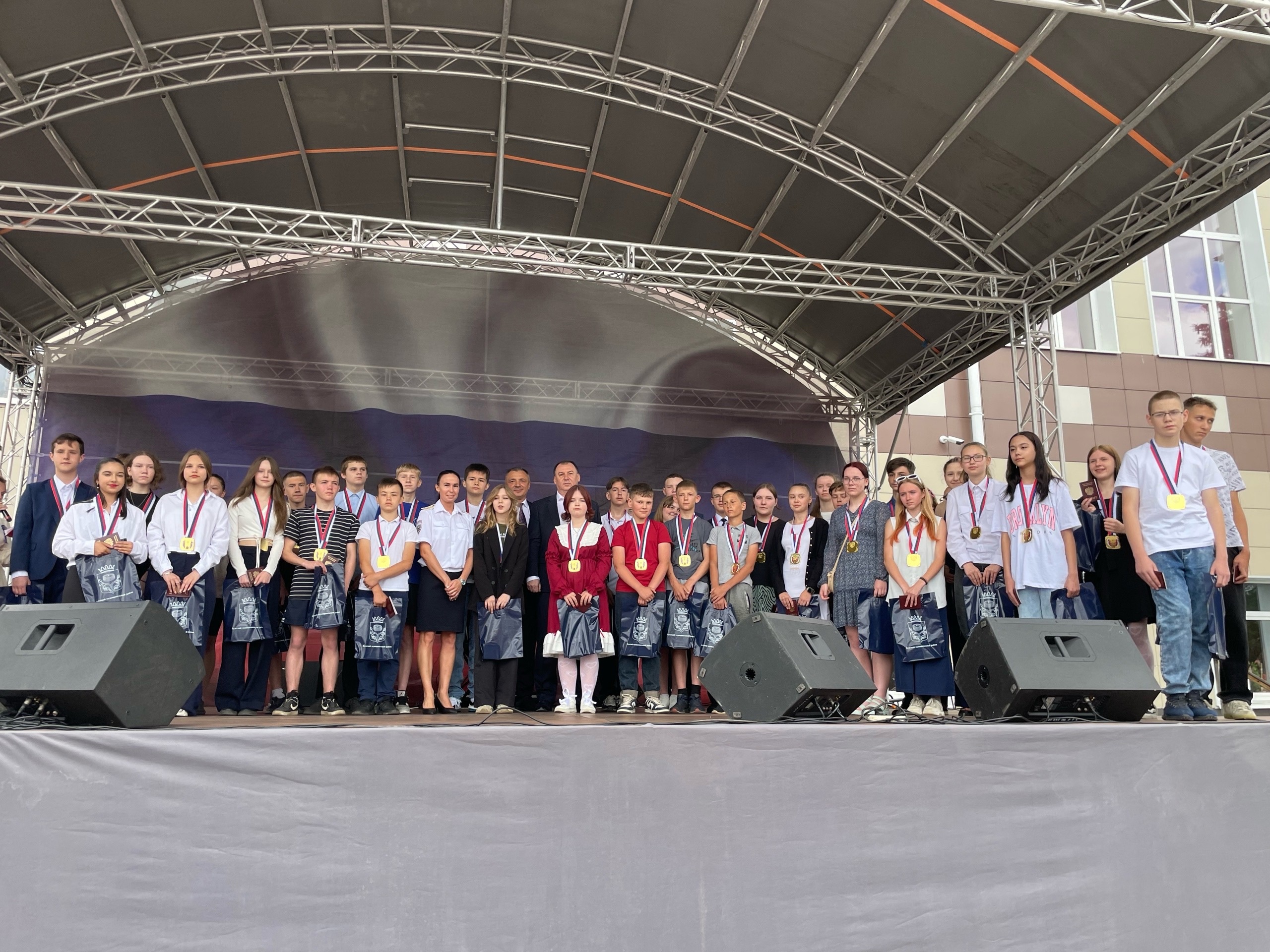 День России. Торжественное вручение первых паспортов . 12 июня 2024 года.