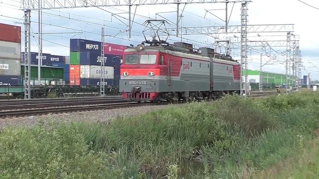 В ожидании поезда. Электровоз ВЛ10У-473 (ТЧЭ-1) стоит на 11-м пути ст. Электроугли.