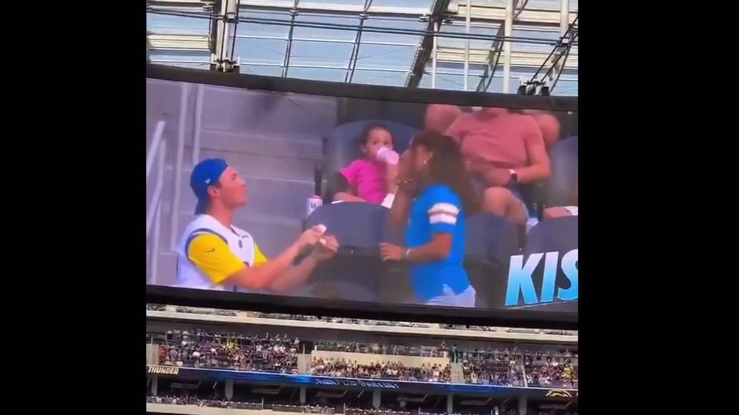 Девушка отказала парню прямо на стадионе