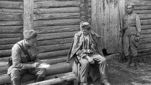 С 21 июня 1941 мы сидели в командных пунктах, ждали нападения. Допросили перебежчика, коммуниста.