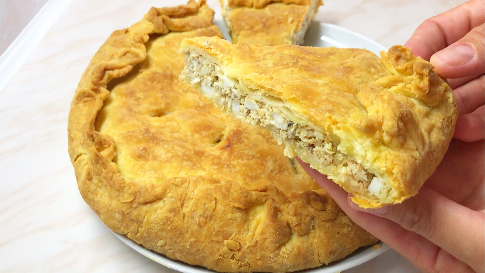 Из этого теста можно делать пирог с любой начинкой. У меня сегодня рыбная начинка.