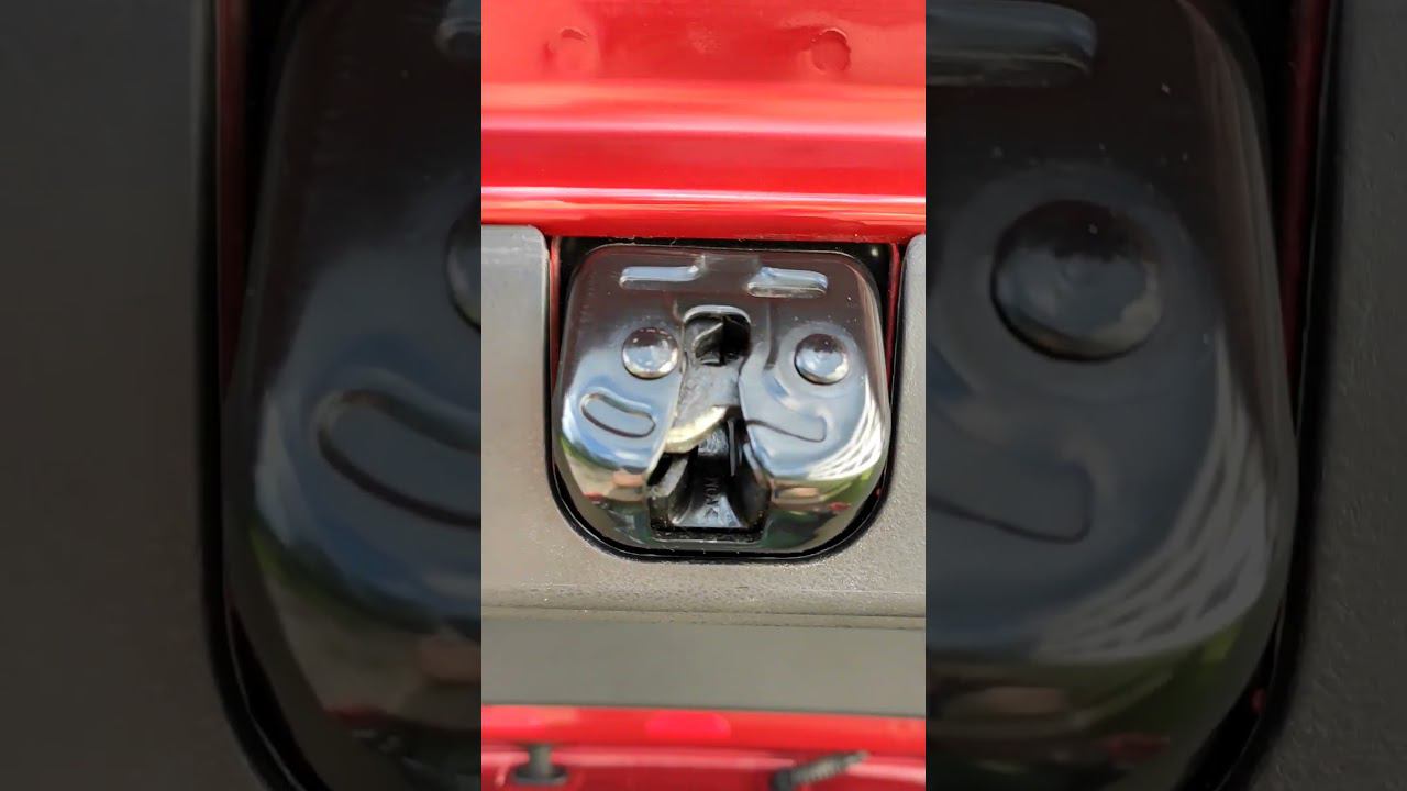 Лада Веста открыть багажник.