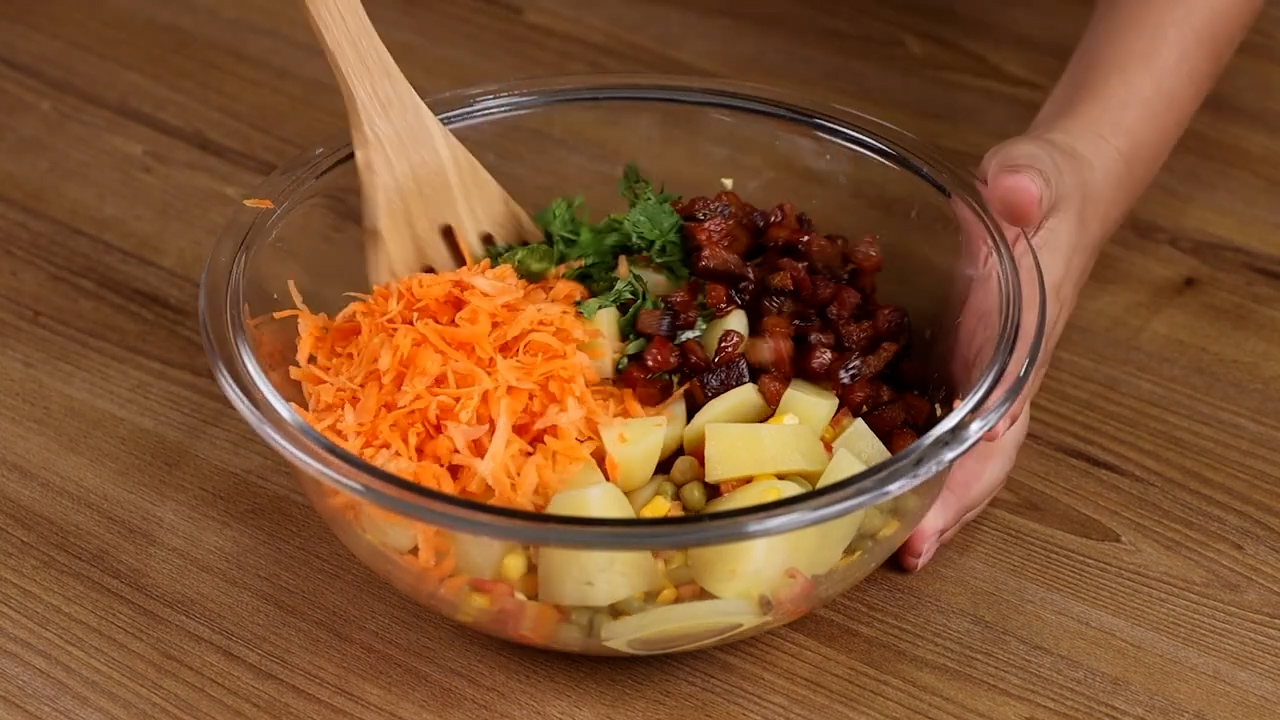 Картофельный салат с беконом. Сытный салат с картофелем.