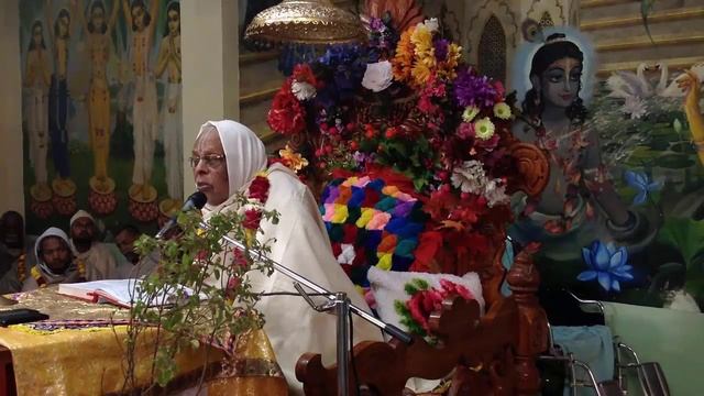 014 Шрипада наслаждается непрерывающимися вкусами Радхи. КАРТИКА.