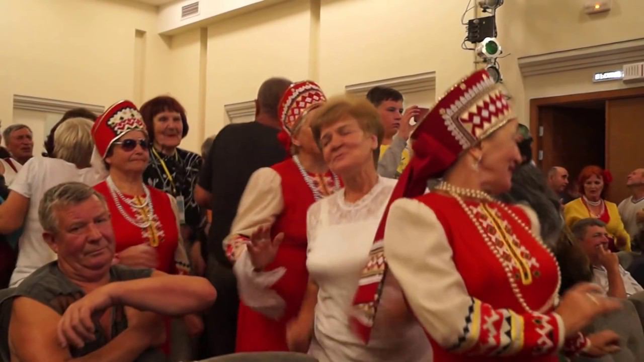 Танцы в зрительном зале Верх-Обского СДК