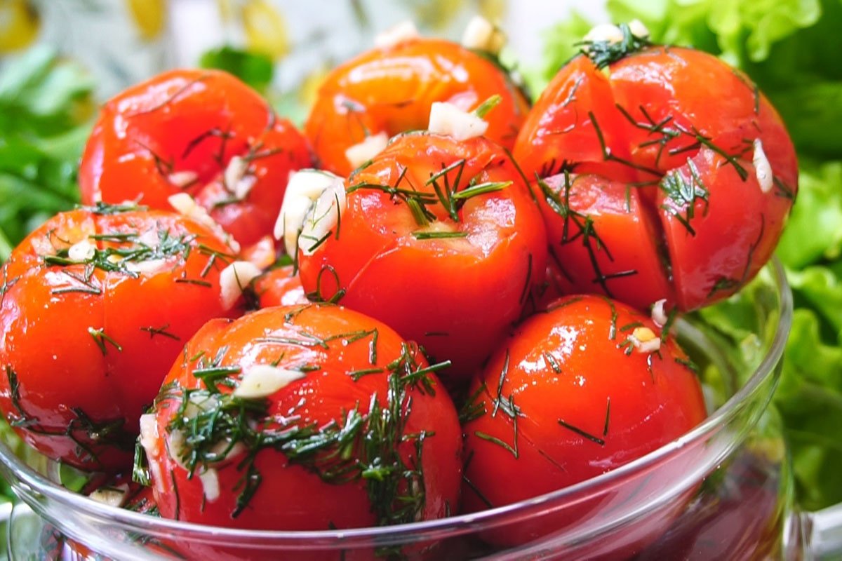 КВАШЕНЫЕ ПОМИДОРЫ  С ЗЕЛЕНЬЮ  И ЧЕСНОКОМ. Пробую баклажаны... Очень вкусно!