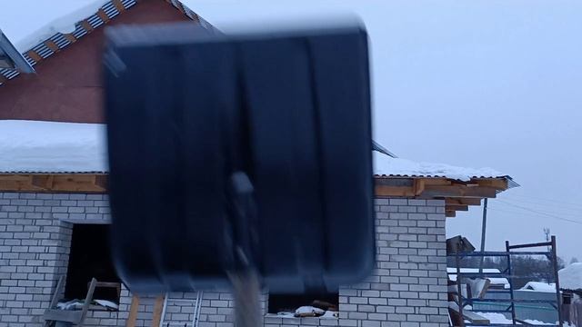 Как почистить снег с крыши дома бани или гаража— Простым дедовским способом с парой приспособлений