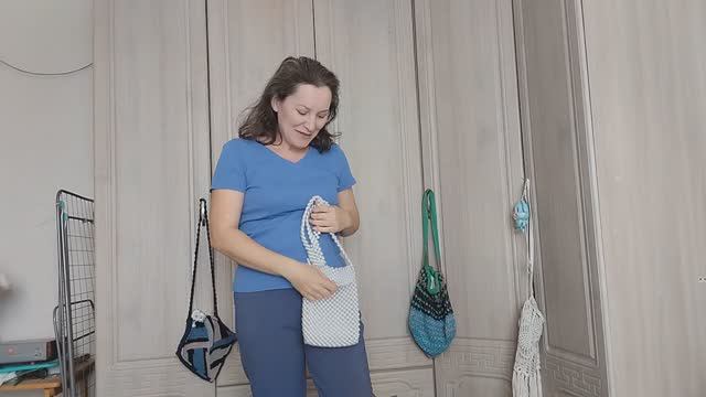 Сумочка- чехол для телефона из белых акриловых бусин на ремешке из бусин длиной 102 см. Бусины -10мм