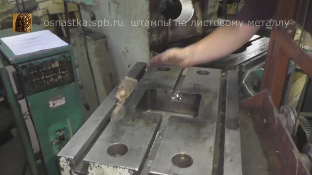 Снятие нижней плиты с пресса.