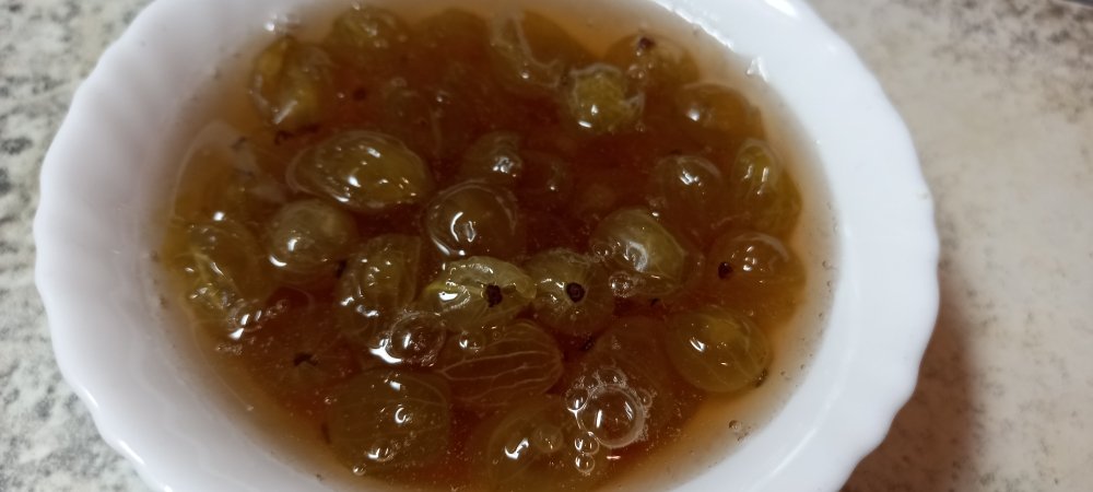 Очень вкусное и ароматное варенье из крыжовника и мята.