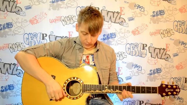 КАК ПОМЕНЯТЬ СТРУНЫ на акустической гитаре - УРОК 100500 видео