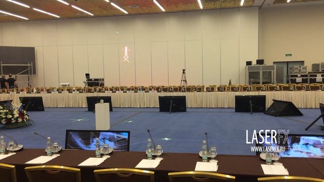 Проекция лазером на стене при свете