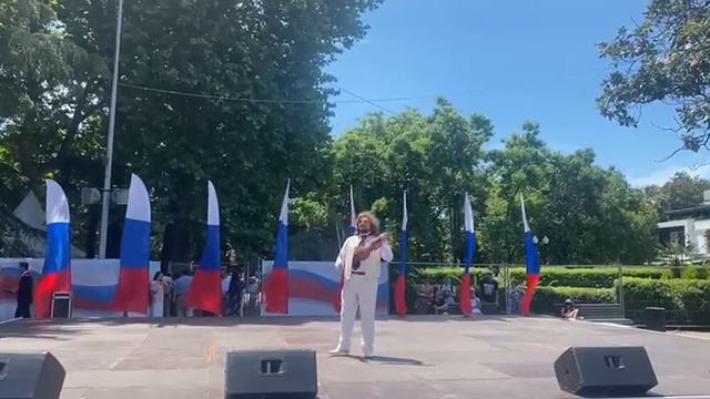 Скрипач-виртуоз Вардан Маркос поздравляет с Днем России