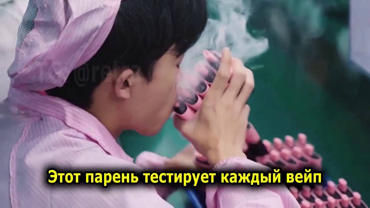 Парень работает тестировщиком вейпов