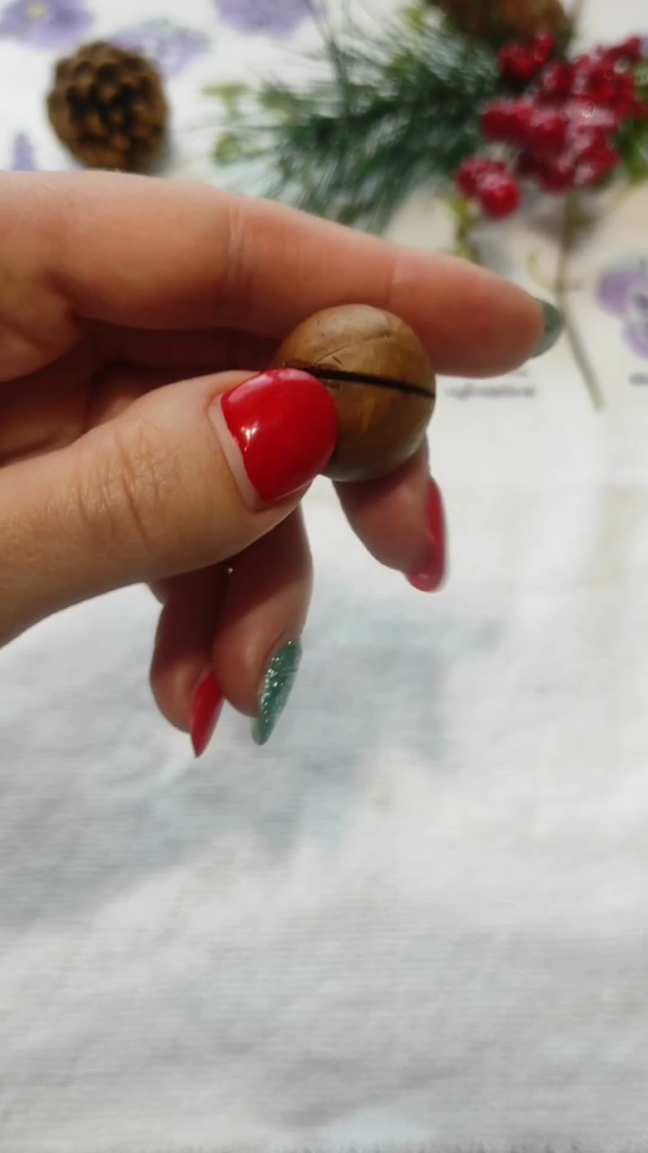 Как открыть орех макадамия ключом #shorts