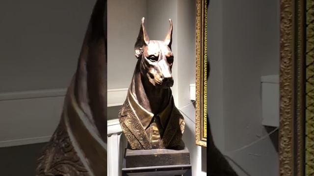 Скульптура добермана в частной галерее в Москве.