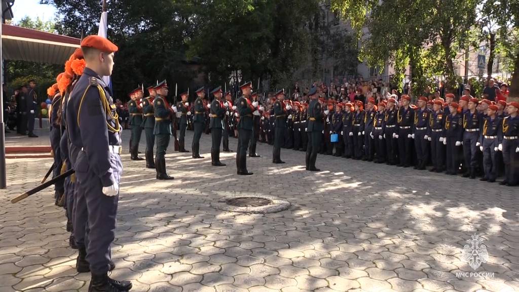 Сотрудники МЧС России приняли участие в торжественных линейках в День знаний