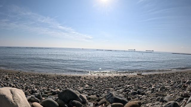 Солнечный день на морском берегу