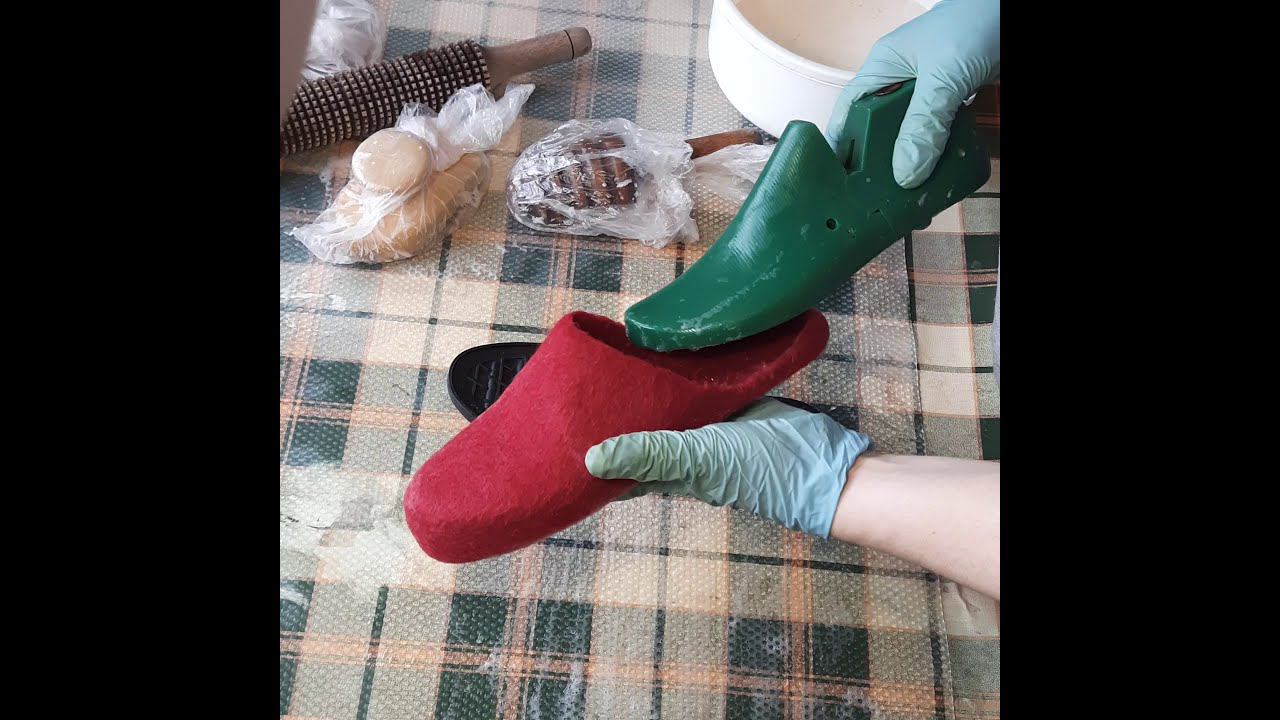 Как я подгоняю форму валяных тапочек шлепанцев к заводской подошве. Валяние обуви на подошве.