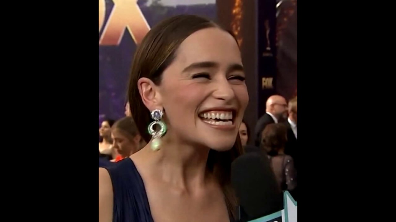 Эмилия Кларк играет бровями