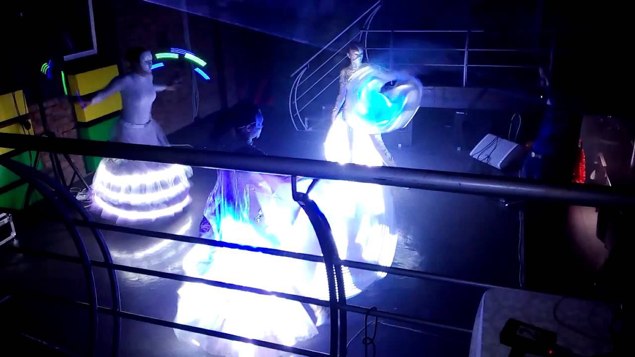 Лазерное лучевое шоу в клубе