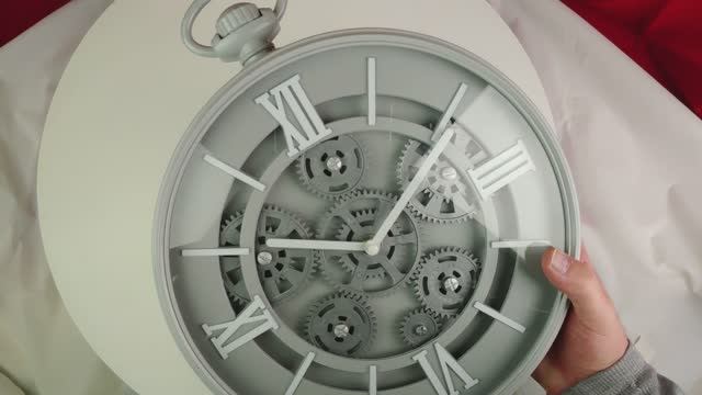 Часы с шестерёнками Miralight MC-250