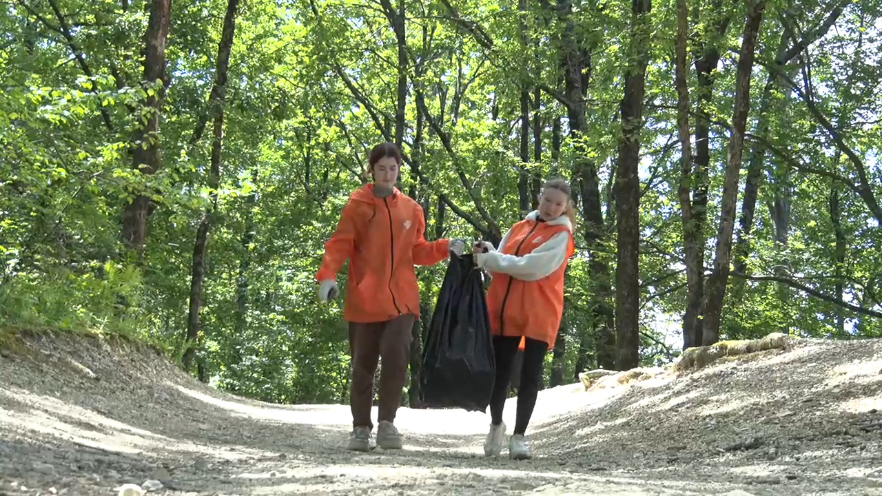 В экологическом субботнике, проводимом на мысе Кадош, приняли участие активисты со всех районов края