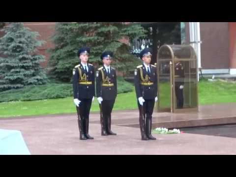 Смена караула у кремлёвской стены.