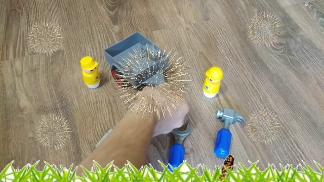 Маша и медведь. Машинка с прицепом помогает маше отвезти мед для мишки. Непоседа