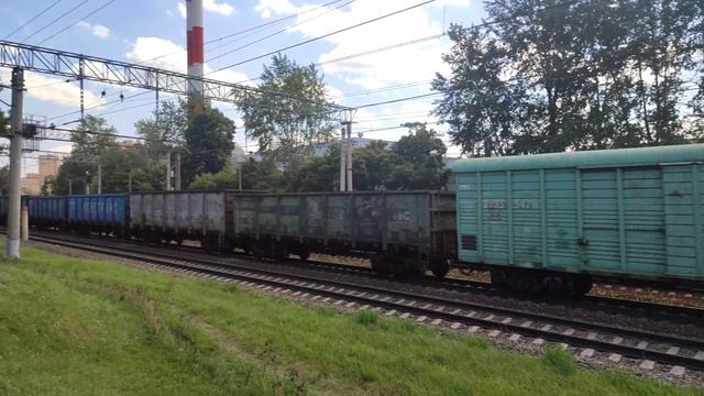 Новый электровоз 2ЭС6-1347 "Синара" с грузовым поездом на платформе Косино (Июльское солнце)