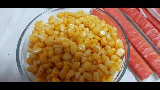 Салат по-королевски с крабовыми палочками, апельсинами и кукурузой.