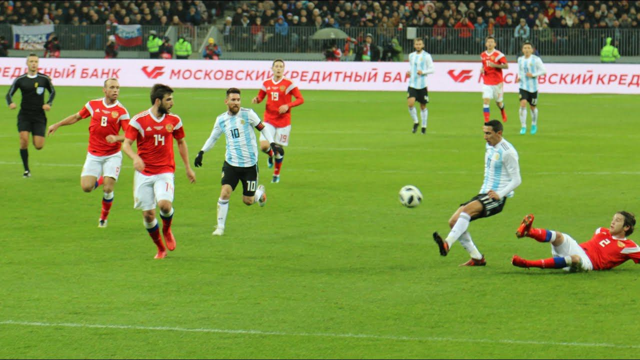 Месси на расстоянии 10 метров