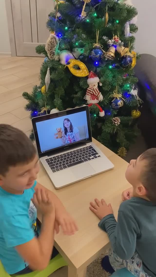 Малыши изучают английский по веселым видео урокам, подписывайтесь и изучайте с нами!