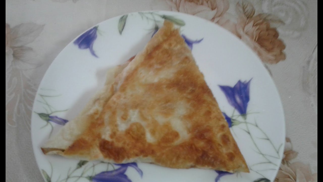 Закуска треугольники из лаваша с сыром и беконом.