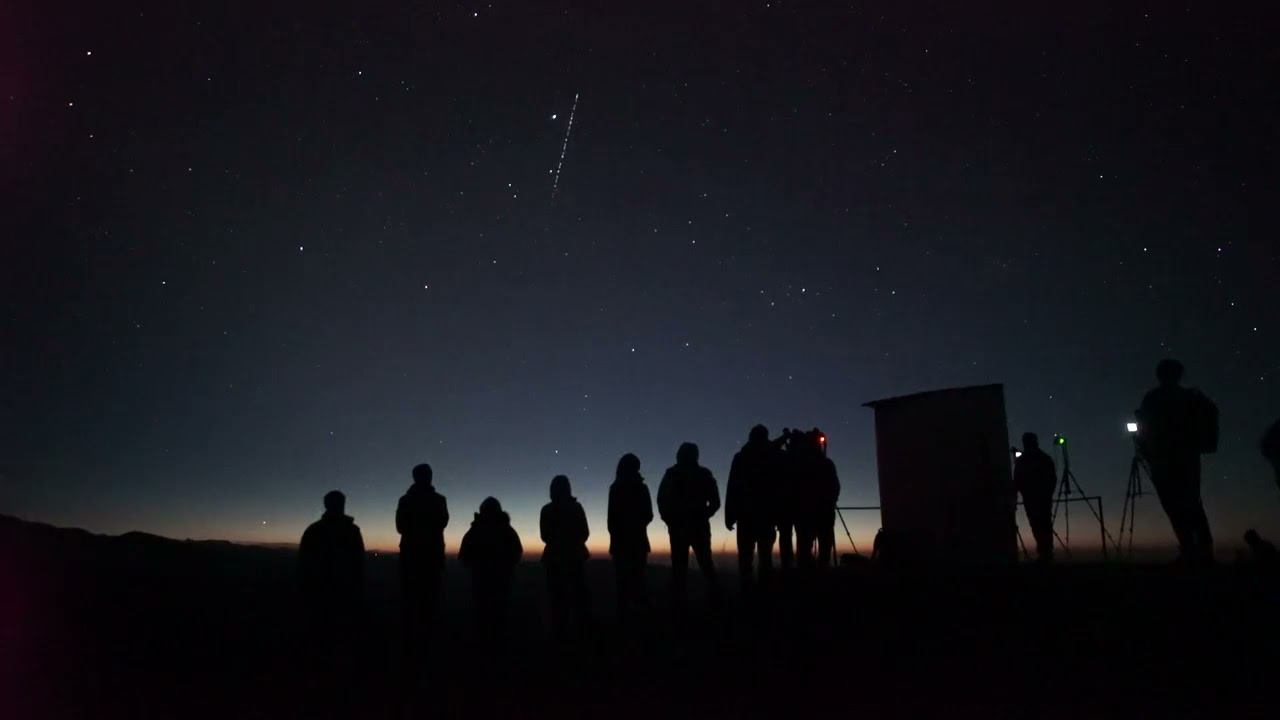 Паровозик тащит вагоны по небу