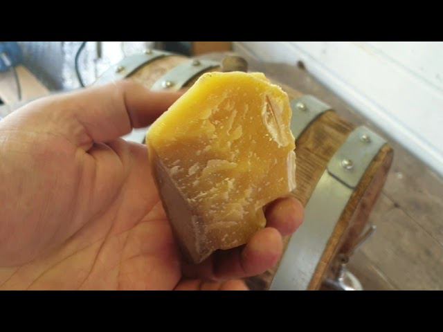 Обжиг и вощение дубовой бочки. Покрытие бочки воском.